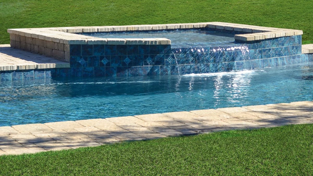 The Pearl - curved fiberglass tanning ledge - Gary Carroll Pools